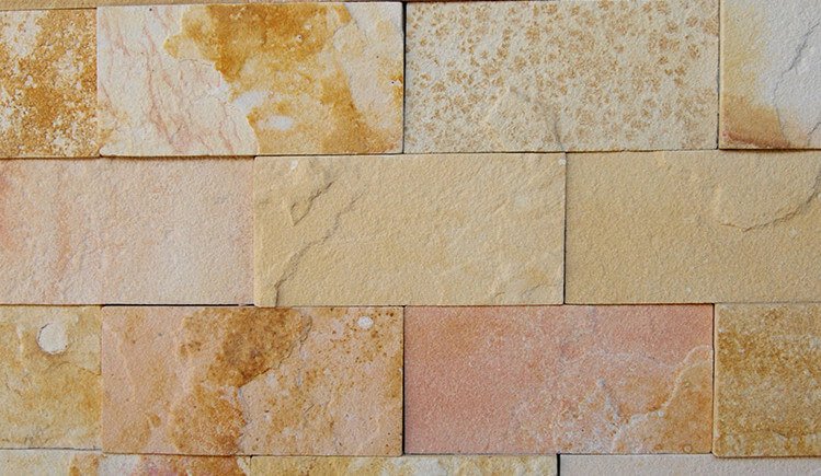 Arenito Amarelo Serrada 11,5x23 cm | Pedras Ouro e Prata